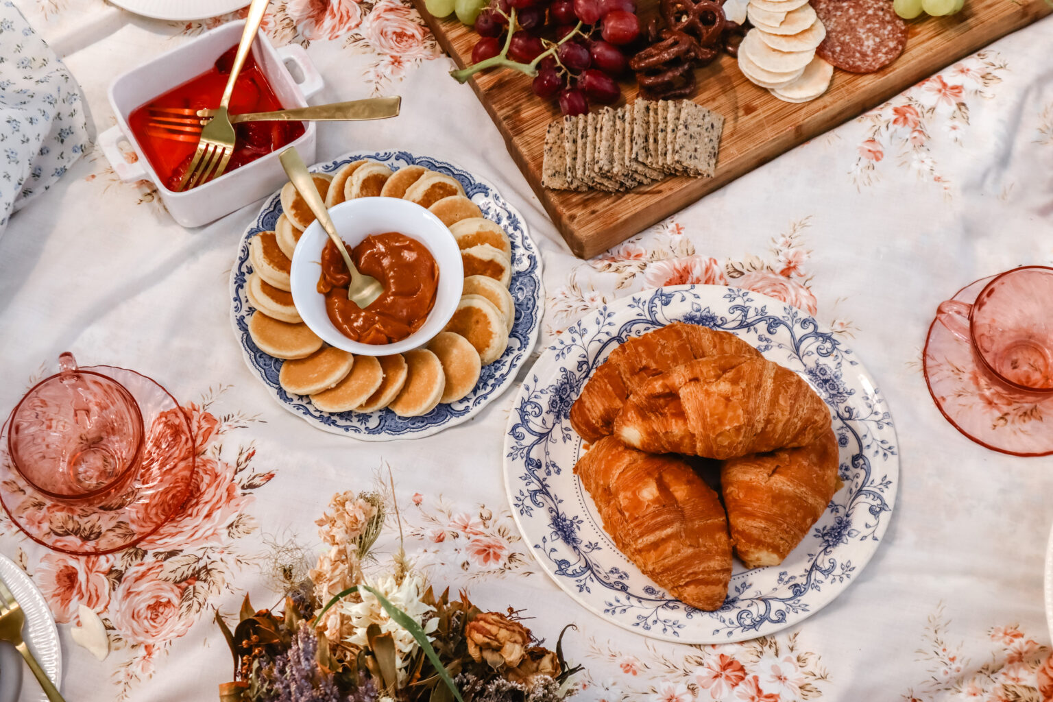 How To Create A Cute Picnic Setup - Gathering Glee